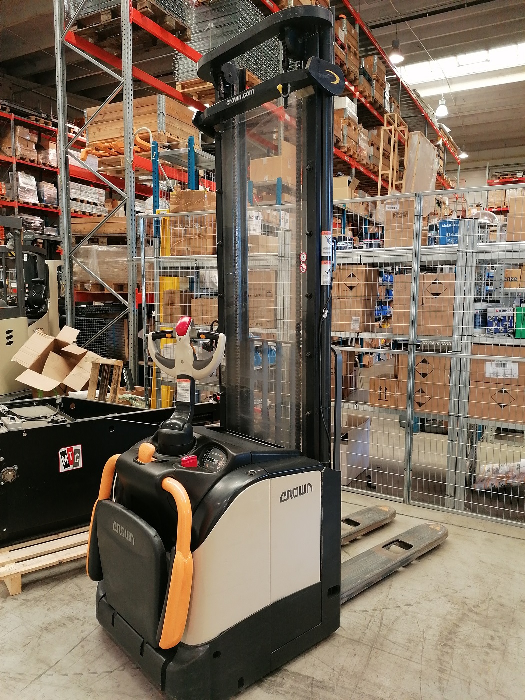 Crown ET4000-1.2 TL4240 targonca - QLM Logistics Solutions